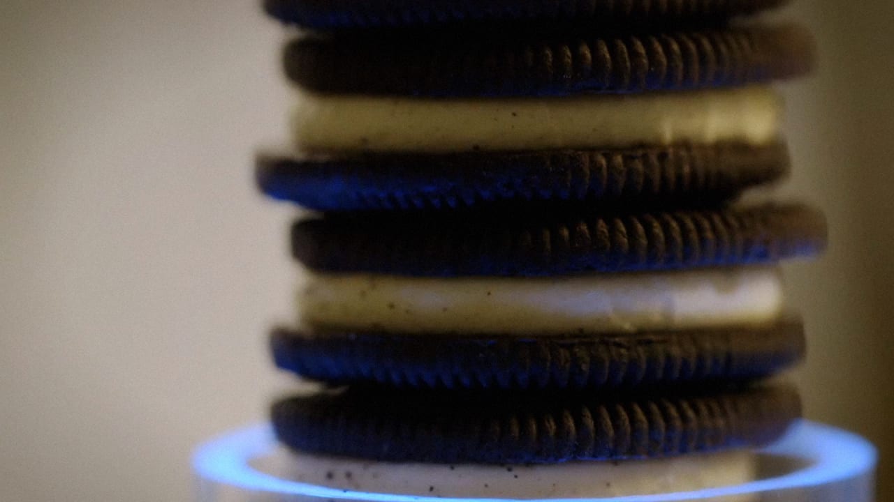 Two Toy Scientists Get Cremed By Another Oreo Separator
