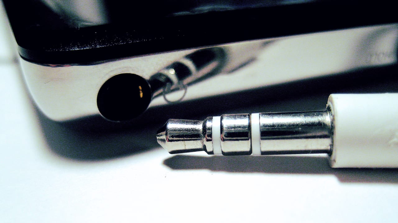 It’s Time For Apple To Start Manufacturing Bluetooth Headsets Again