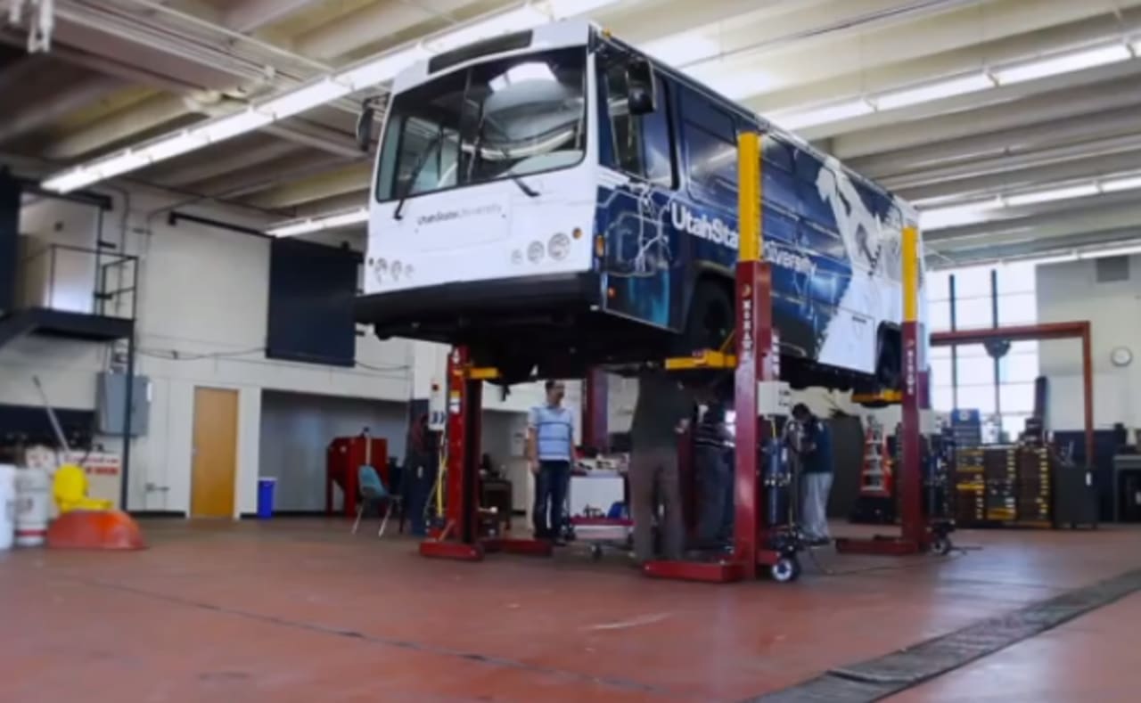 A Wireless Electric Bus That Charges Instantly At Every Stop