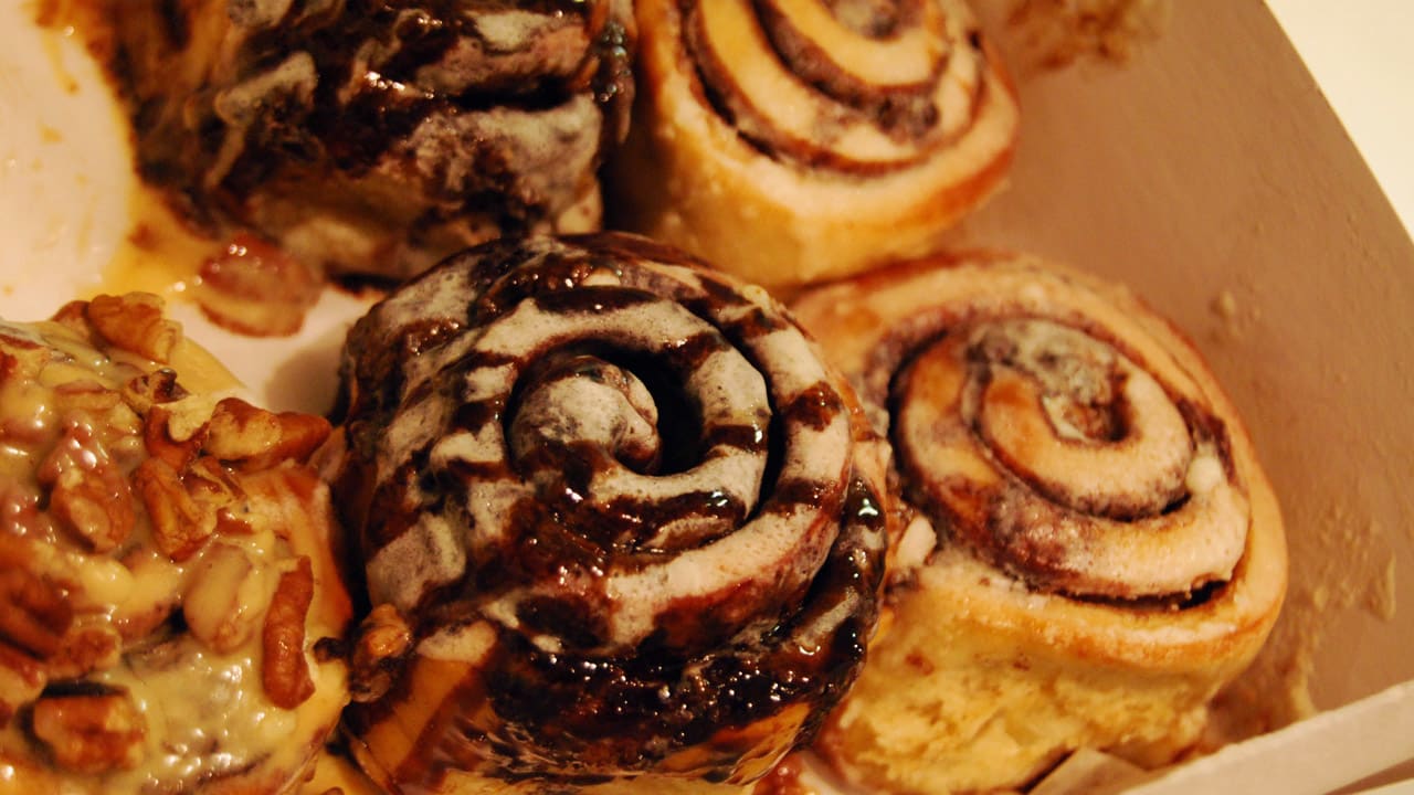 How Cinnabon Strategically Seduces Hungry Shoppers With Insanely Delic