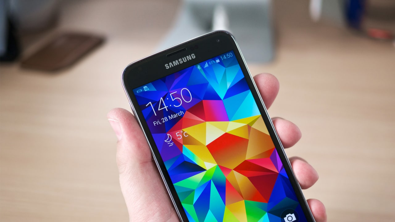 Samsung Flexes Marketing Muscle With Snapchat Partnership, While Smart