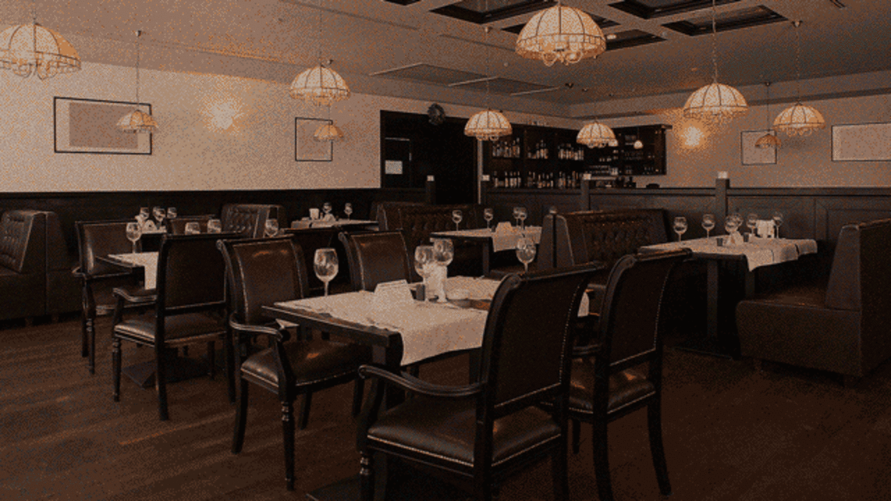 Eating In Soothing, Dimly Lit Restaurants Is Why You’re Fat