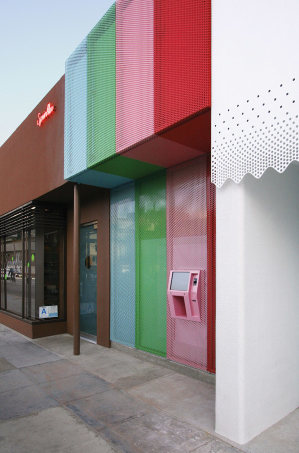 Sweet Genius: An ATM That Dispenses Cupcakes 24 Hours A Day Sweet Genius: An ATM That Dispenses Cupcakes 24 Hours A Day