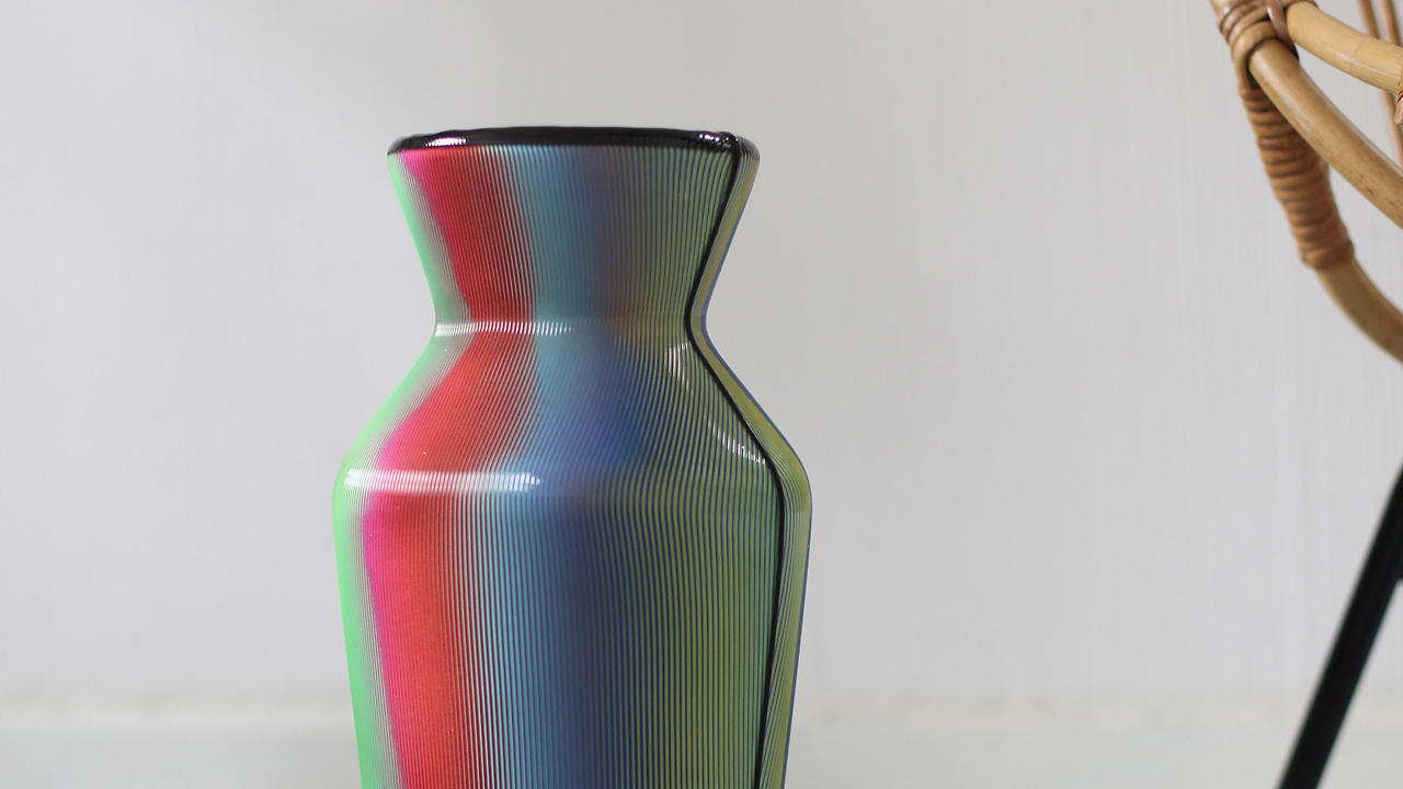 Vase Changes Color Depending On Where You Stand