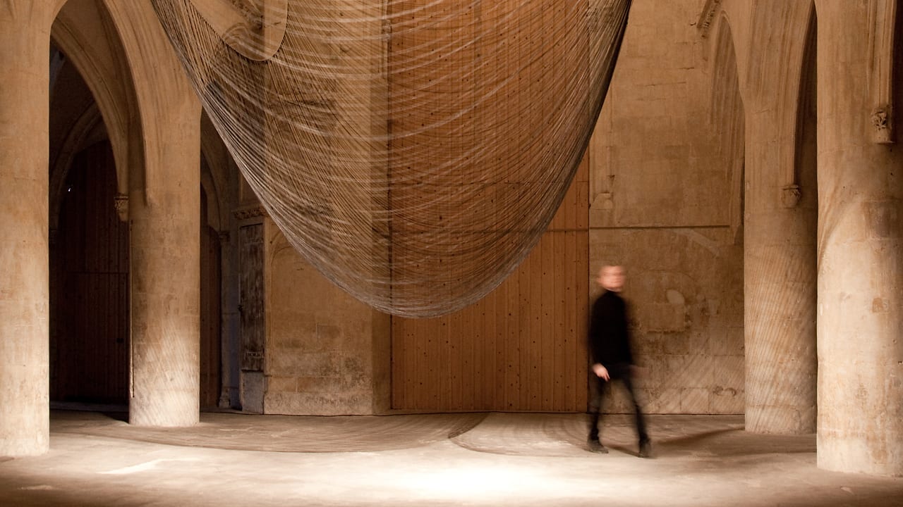 300 Hanging Wires Form A Buzzing, Wiggling Inverse Arch
