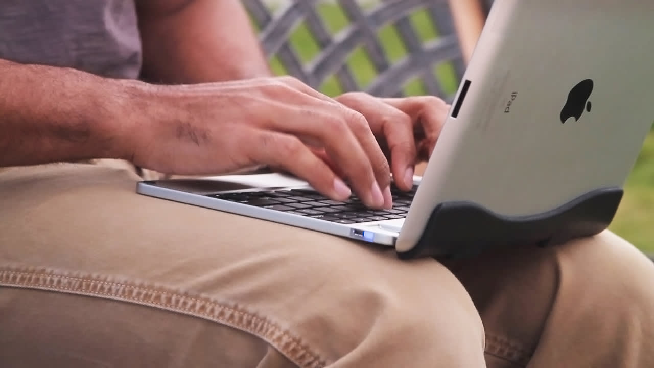 Kickstarter Project Turns The iPad Into Apple’s First Touchscreen Lapt