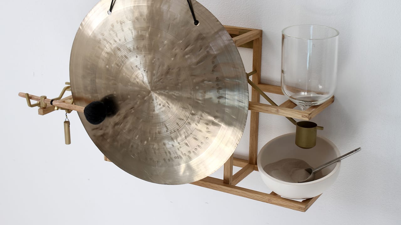 An Hourglass Clock That’s Mostly Wrong, On Purpose