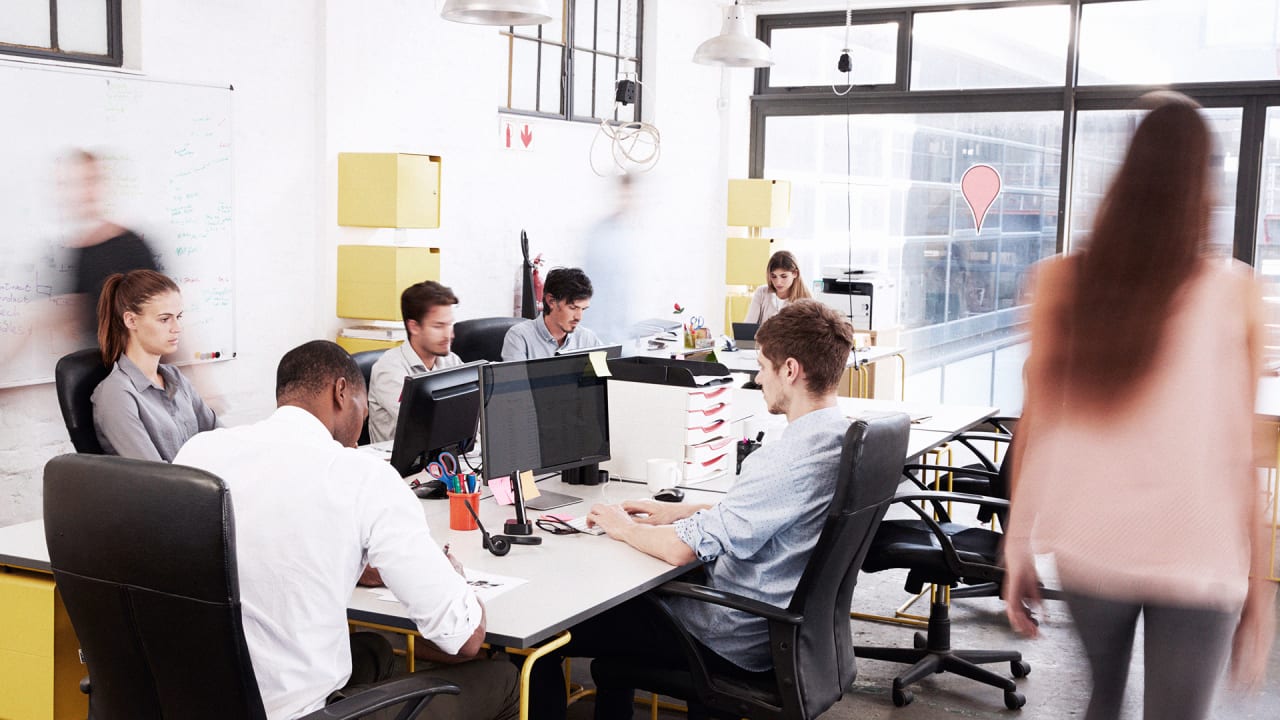 How To Grab Anyone’s Attention In These 7 Common Work Situations