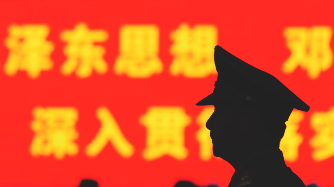 Chinese police are using surveillance glasses to identify people Chinese police are using surveillance glasses to identify people