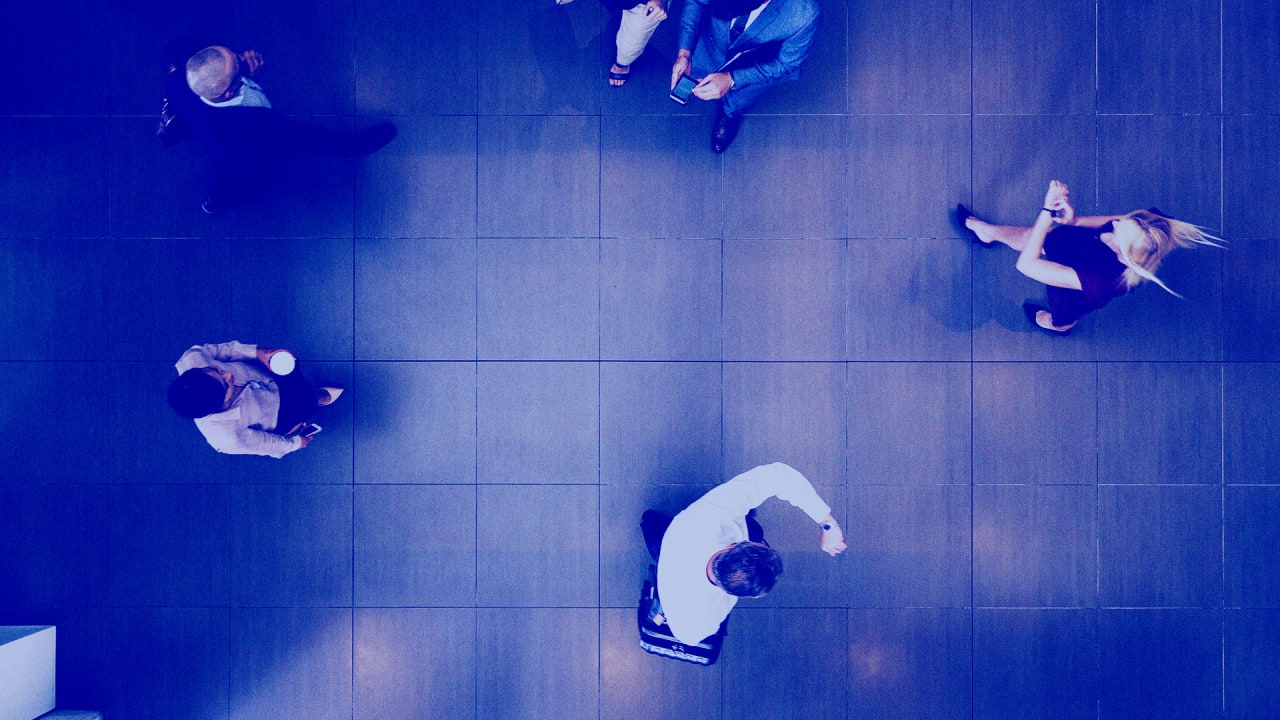 How men and women use their networks differently