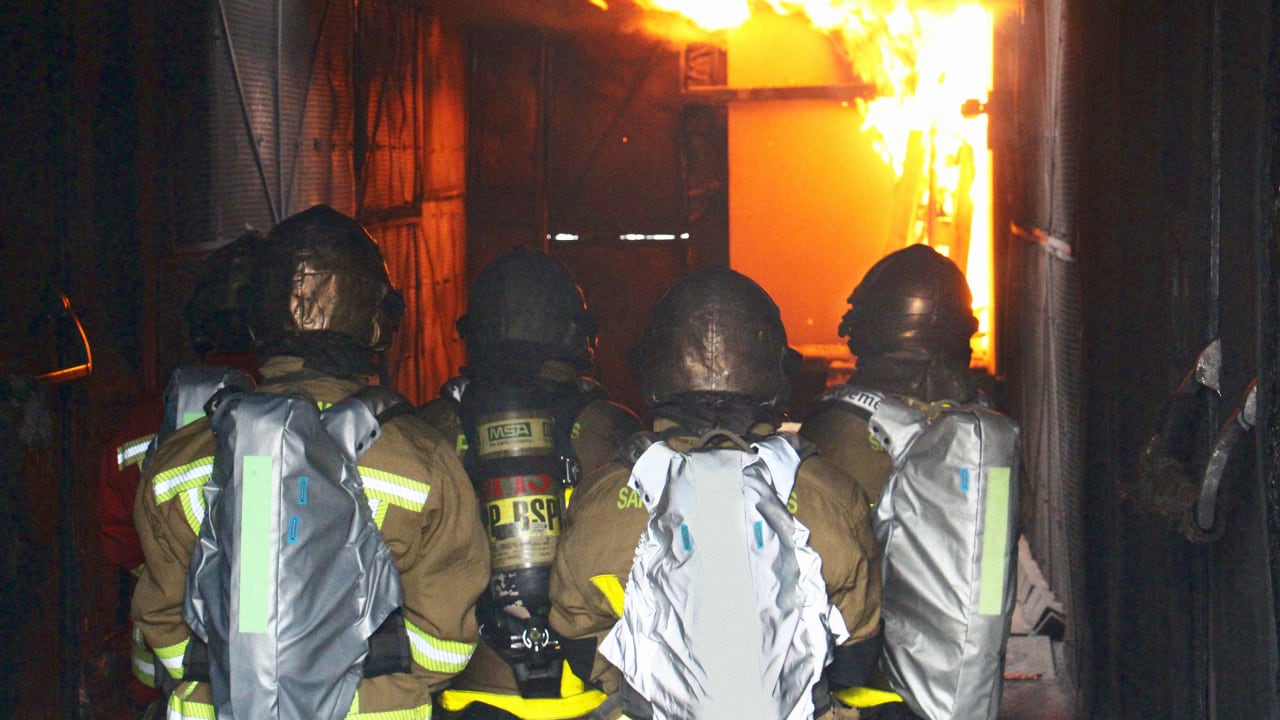 This suit warns firefighters when they're getting dangerously hot This suit warns firefighters when they're getting dangerously hot