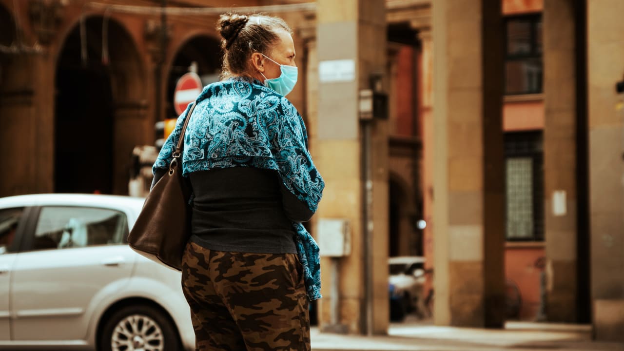 Are men or women better at social distancing? Take a guess