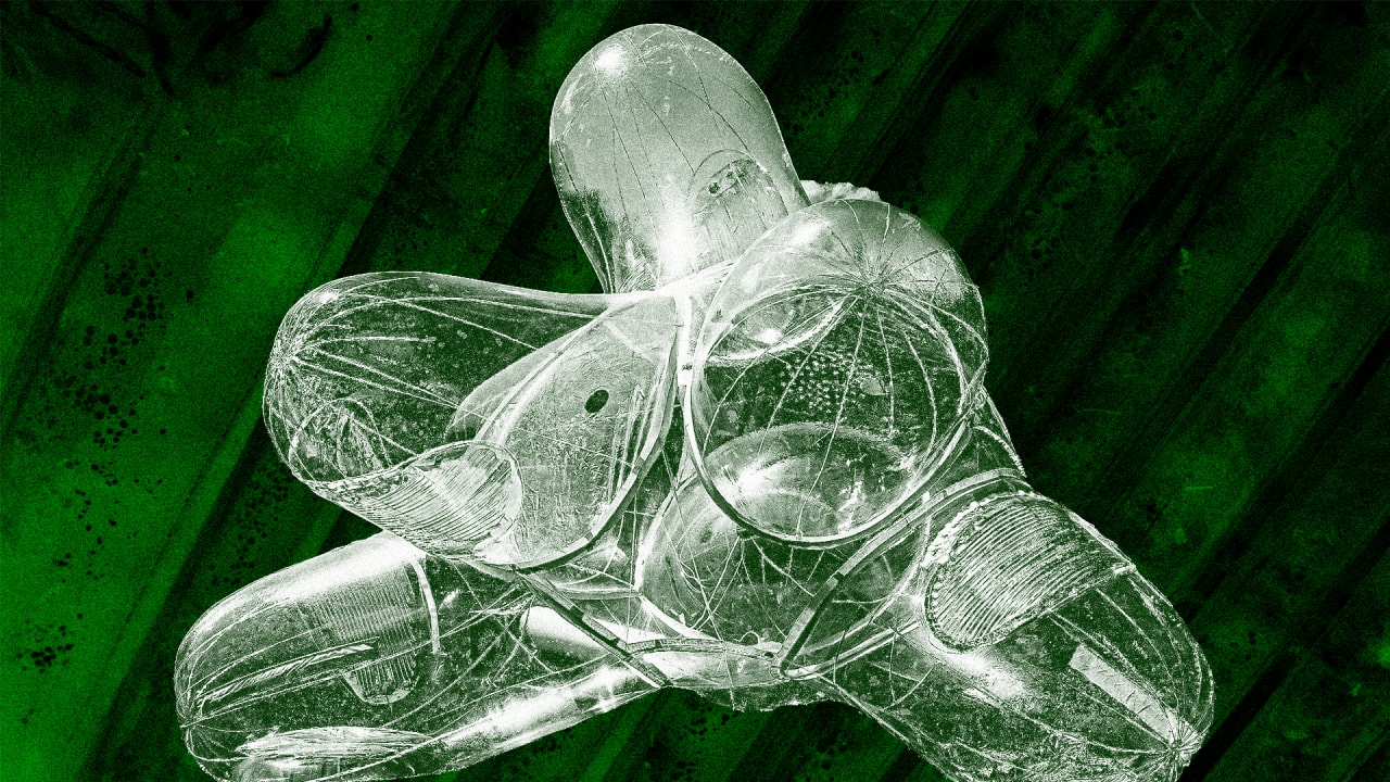 This inflatable blob uses 120 liters of algae water to purify the air