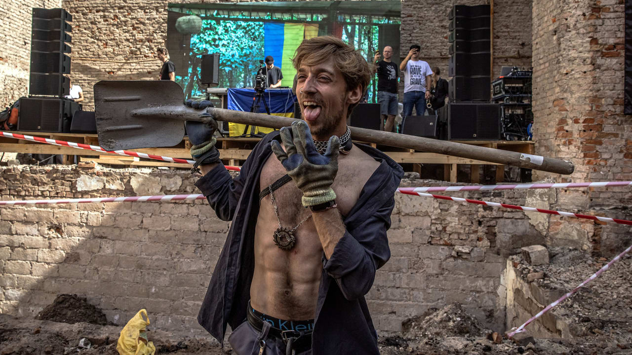 Young Ukrainians are throwing 'repair raves' to rebuild their embattle