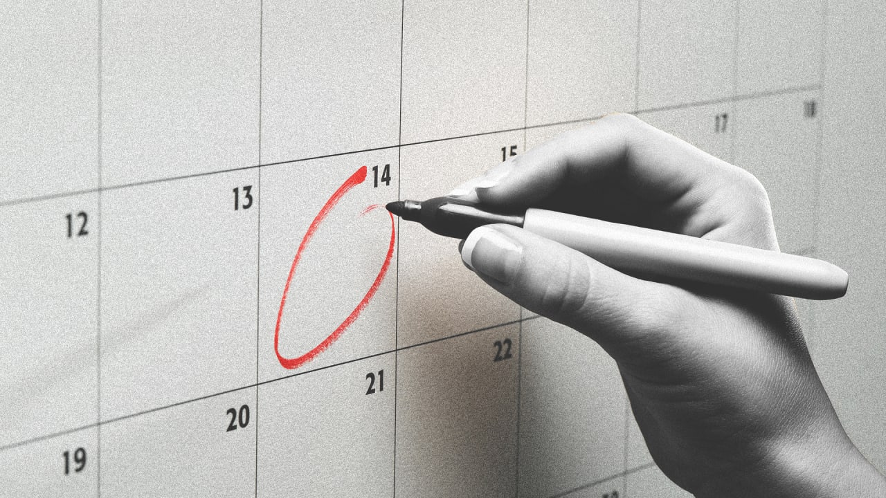 A strategic approach to scheduling meetings based on day of the week