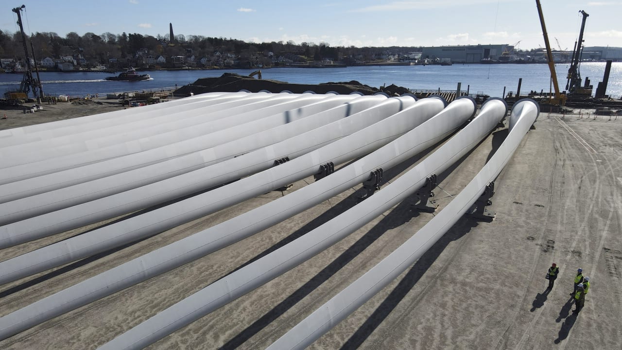 Off Long Island, the country’s biggest offshore wind farm just started