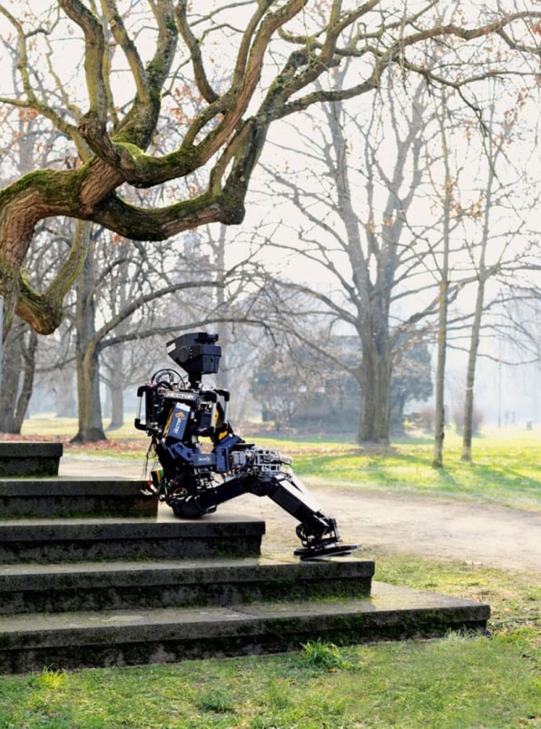 Vincent Fournier photographs creepy robots that look eerily human