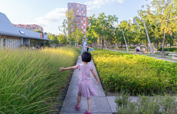 Xuhui Runway Park: an airport runway turned into a gorgeous park